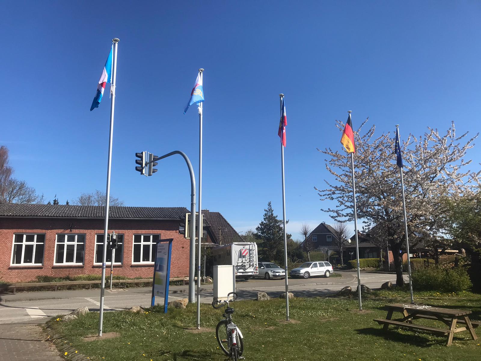 Flaggen wehen wieder – Gemeinde Barsbek